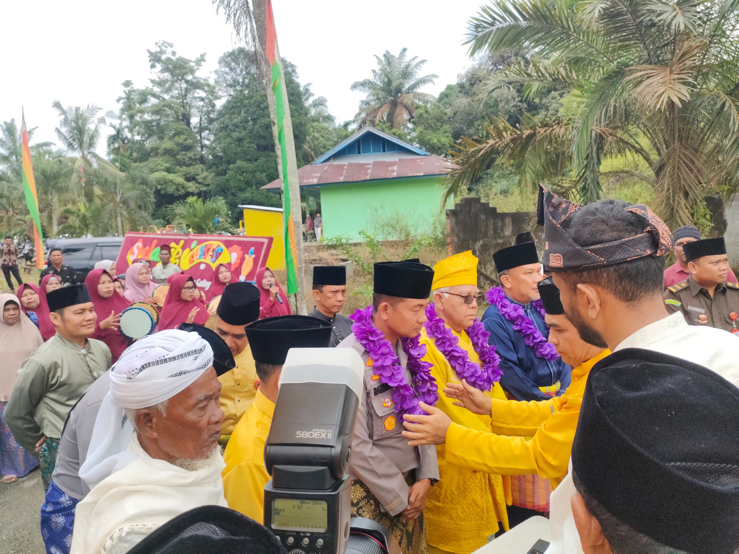 Polres Rohul Hadiri Penambalan Raja Adat Surau Gading Simbol Harmoni ...